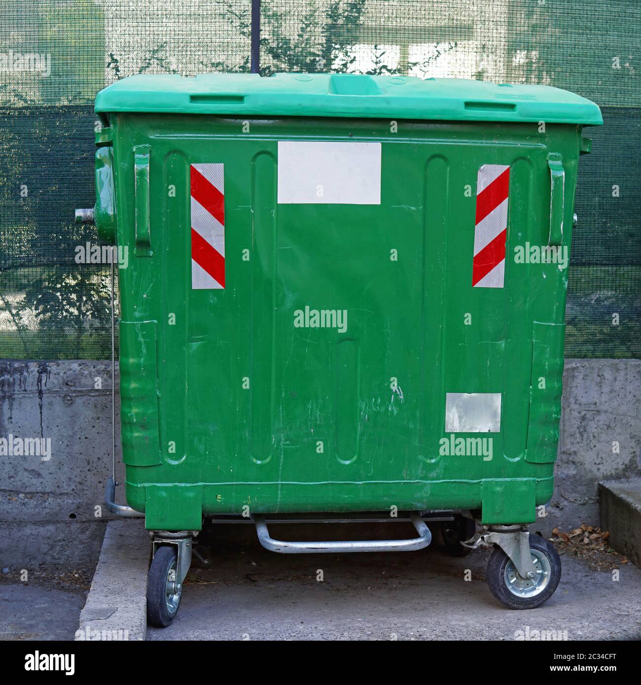Green garbage recycling bin with wheels Stock Photo - Alamy