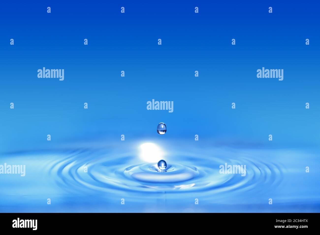 Object falling in water hi-res stock photography and images - Alamy
