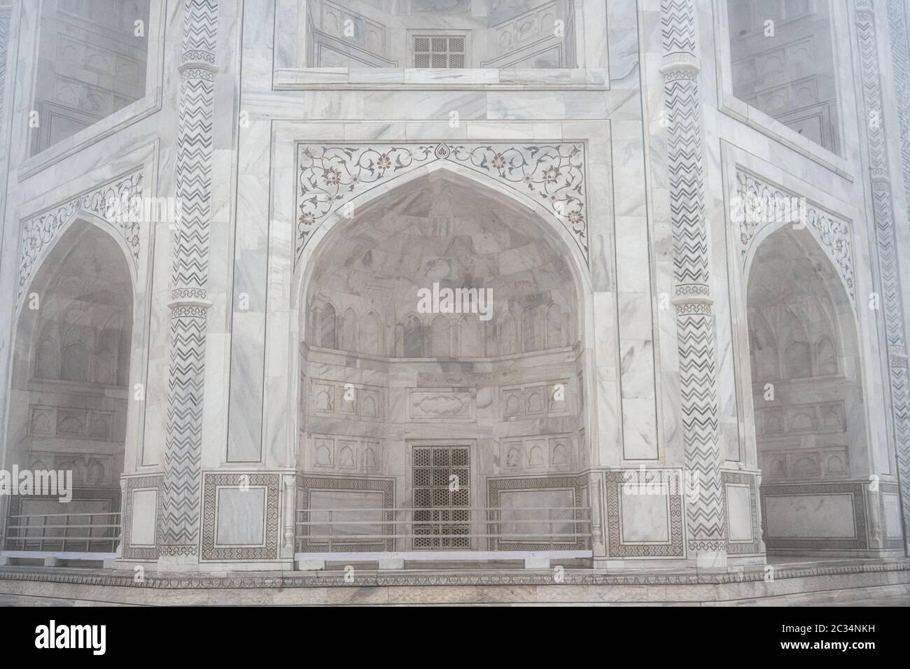 taj mahal covered in fog Stock Photo - Alamy
