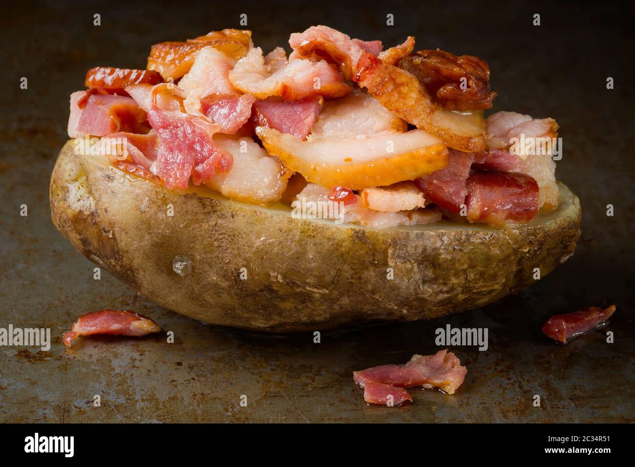 close up of rustic baked jacket potato with bacon Stock Photo - Alamy