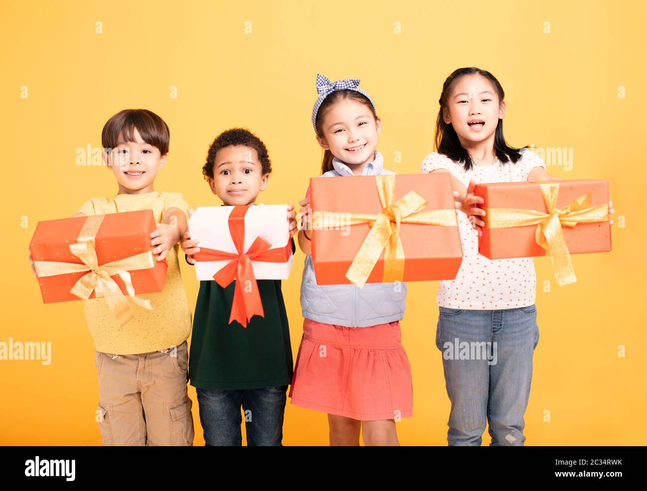 Group of happy kids showing the gift Stock Photo - Alamy