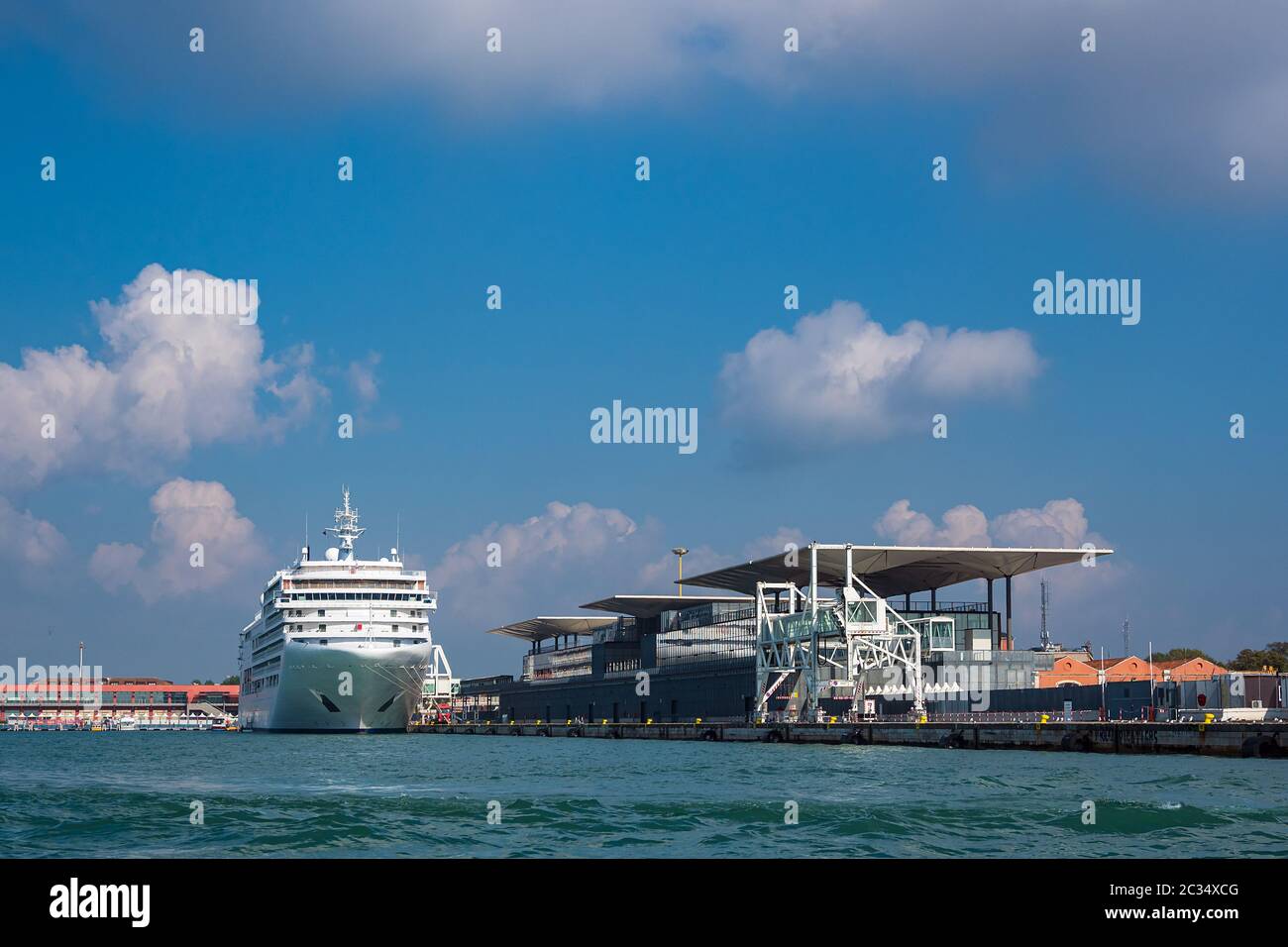 Tourism venice ship cruiser hi-res stock photography and images - Alamy