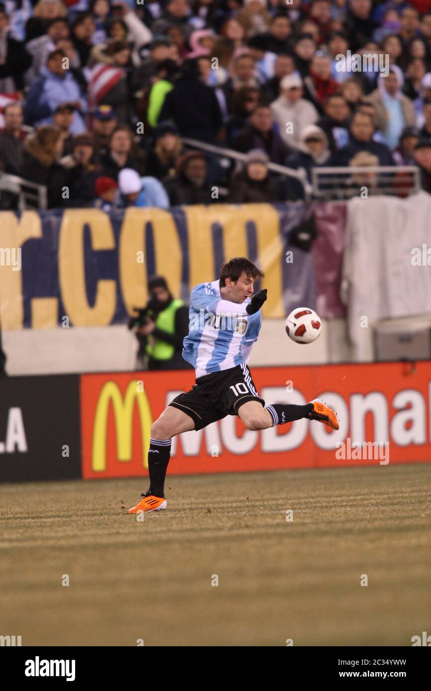 Lionel messi vertical image hi-res stock photography and images - Alamy