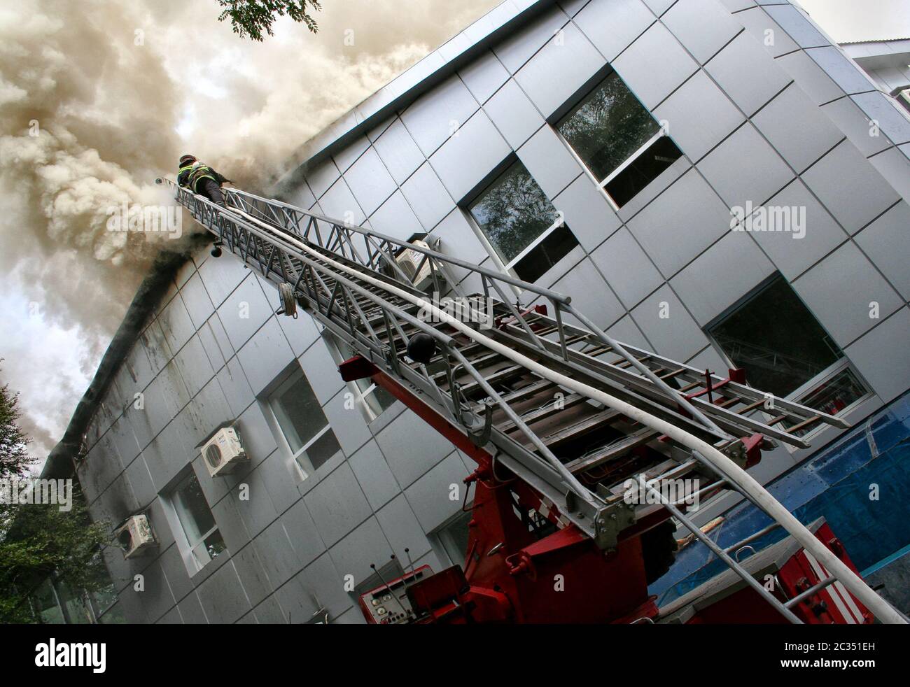 Building on fire Stock Photo - Alamy