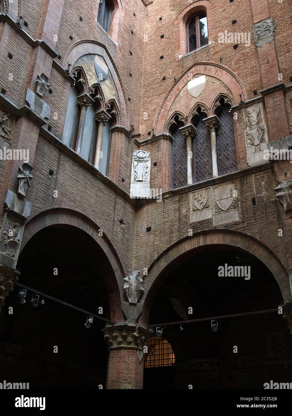 Courtyard palazzo del podesta hi-res stock photography and images - Alamy