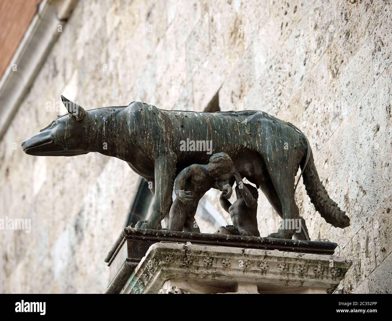 Siena - the town's emblem; a she-wolf suckling the infants Romulus and ...