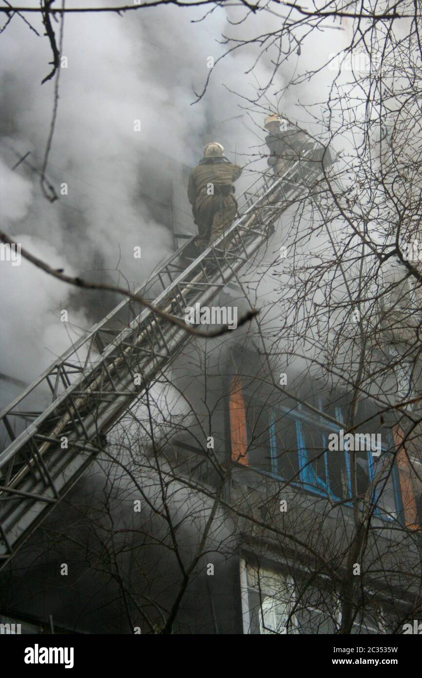 fireman wearing a gas mask Stock Photo - Alamy