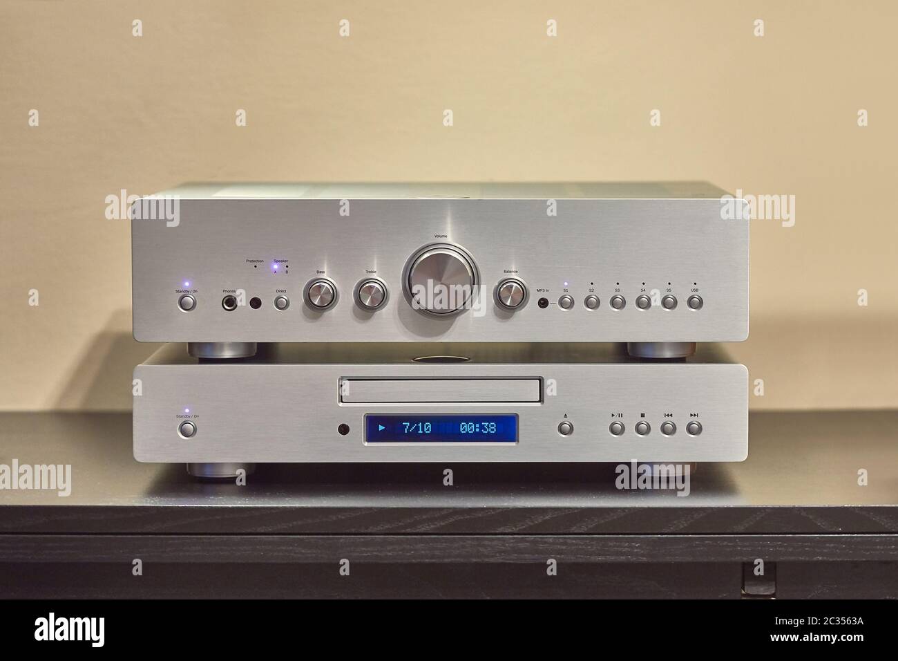 Hifi system with CD player and amplifier Stock Photo - Alamy