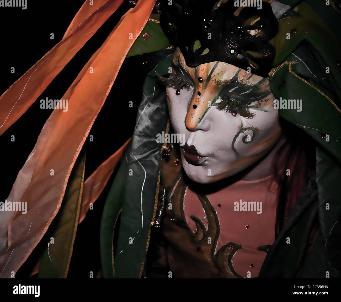 Traditional mime costume hi-res stock photography and images - Alamy