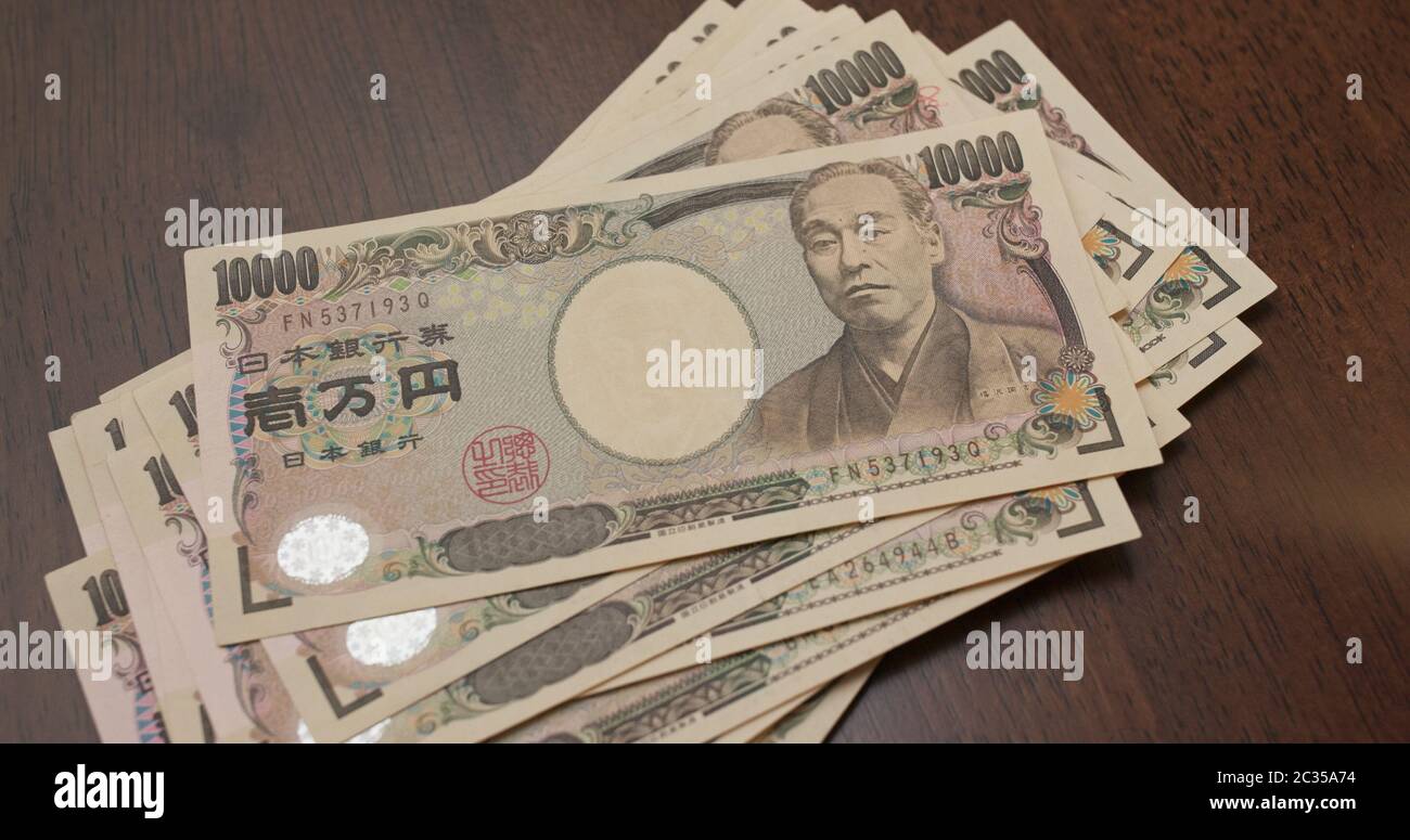Counting on Japanese yen on the table Stock Photo - Alamy