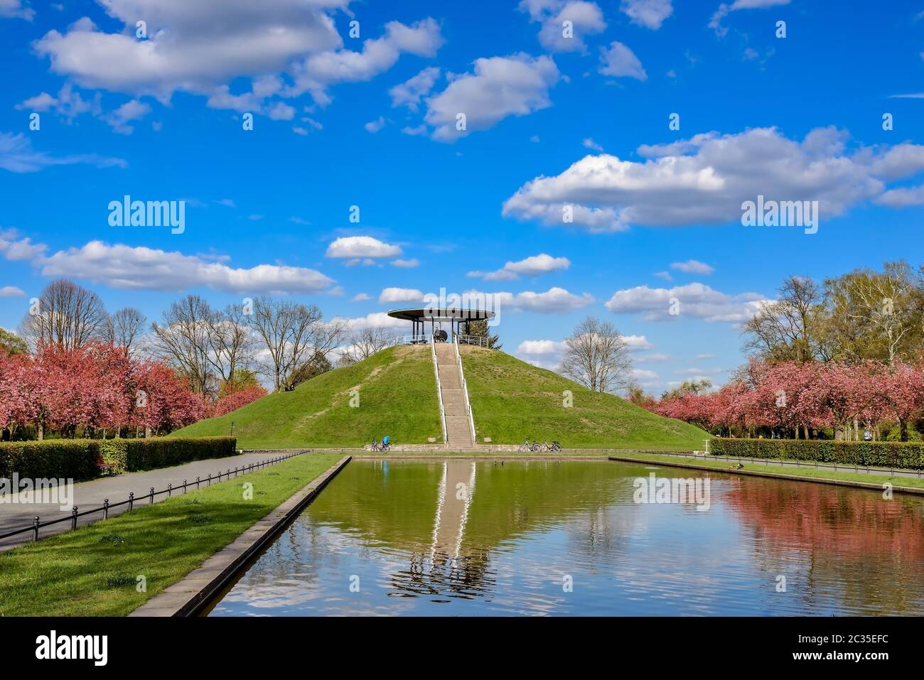Between sky and earth: Fliegeberg and pond at the Berlin Lilienthal ...