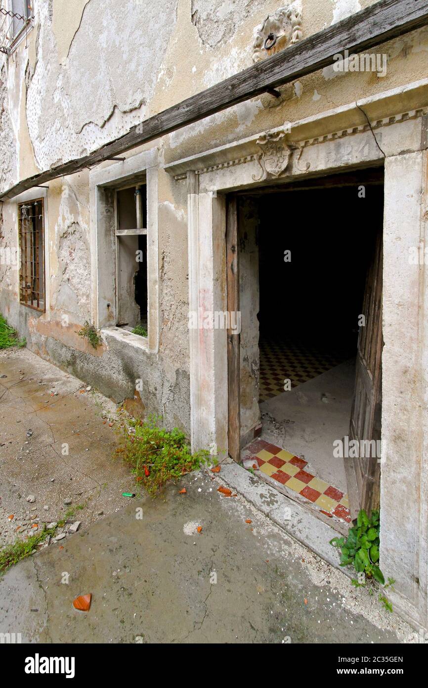 Abandoned derelict house in very bad condition Stock Photo - Alamy