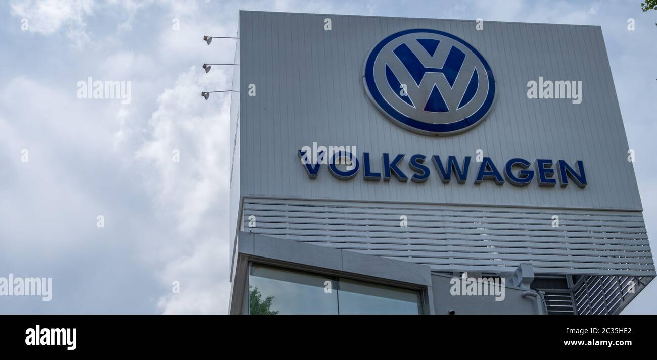Vw volkswagen dealer dealership sign hi-res stock photography and ...