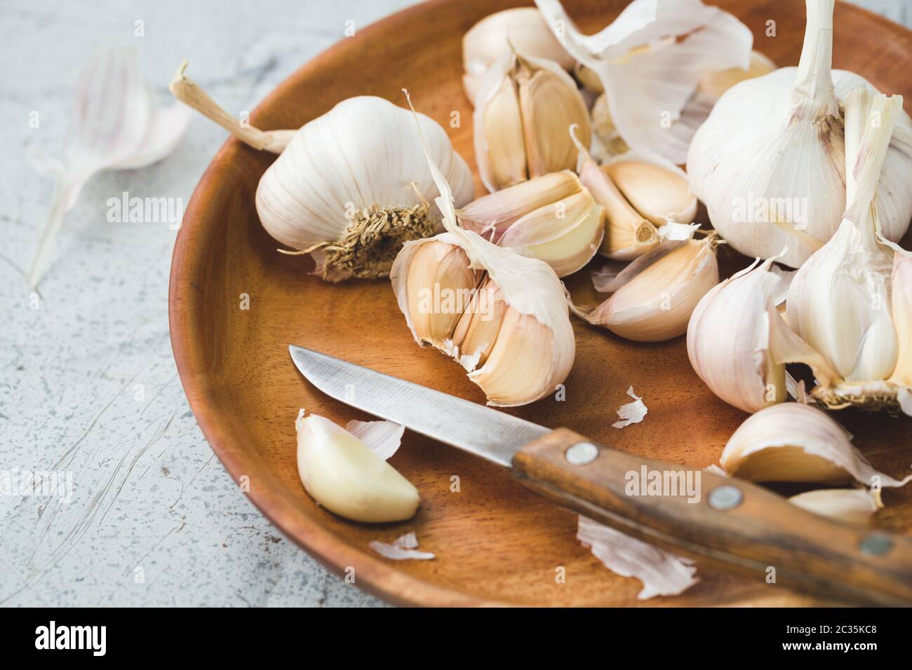 Eating garlic bulb hi-res stock photography and images - Alamy