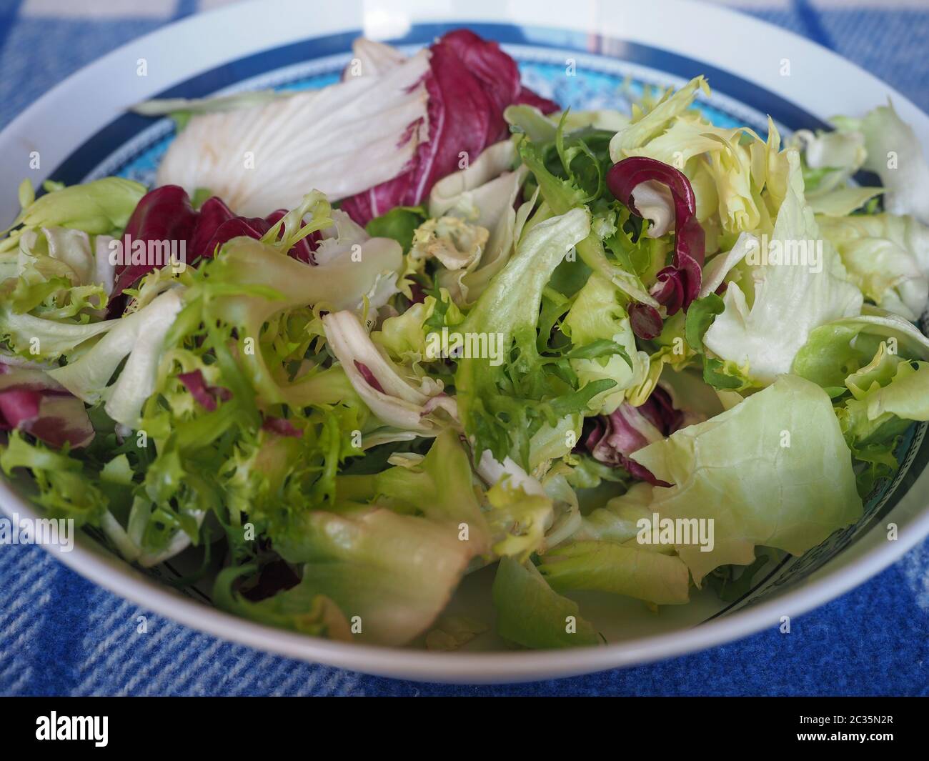 mixed leaf salad with green and red lettuce Stock Photo - Alamy