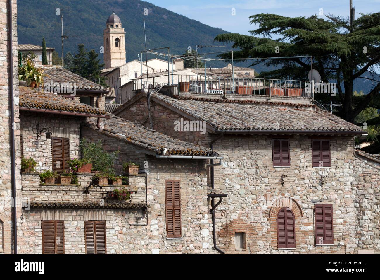 Medieval street in the Italian hill town of Assisi Stock Photo - Alamy