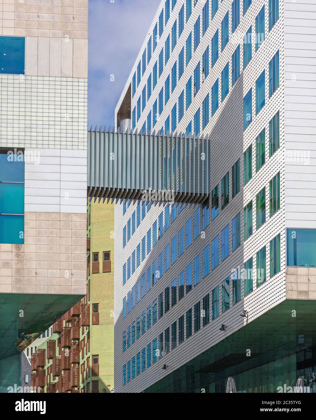 Pedestrian Glass Bridge Between Two Modern Buildings Stock Photo - Alamy