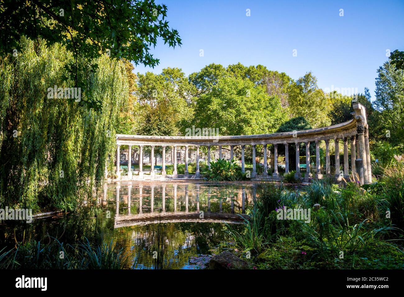 Corinthian colonnade and pond in Parc Monceau gardens, Paris, France ...