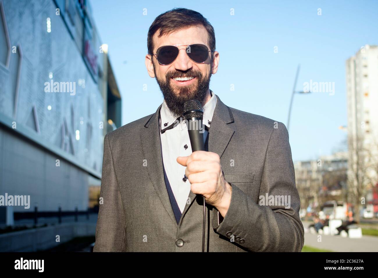 Reporter street interview hi-res stock photography and images - Alamy