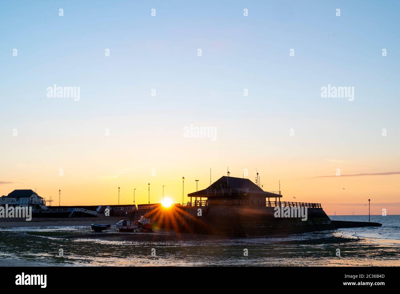 Broadstairs pier harbour hi-res stock photography and images - Alamy