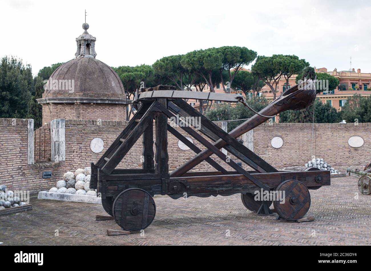 Catapults hi-res stock photography and images - Alamy