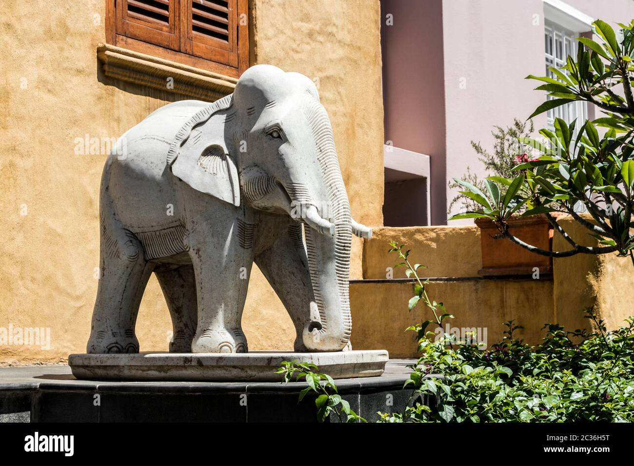Baby elephant statue hi-res stock photography and images - Alamy