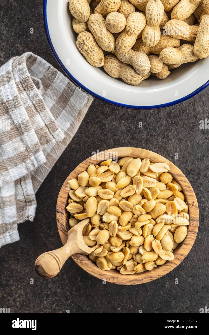 Roasted salted peanuts. Crispy nuts in bowl. Top view Stock Photo - Alamy