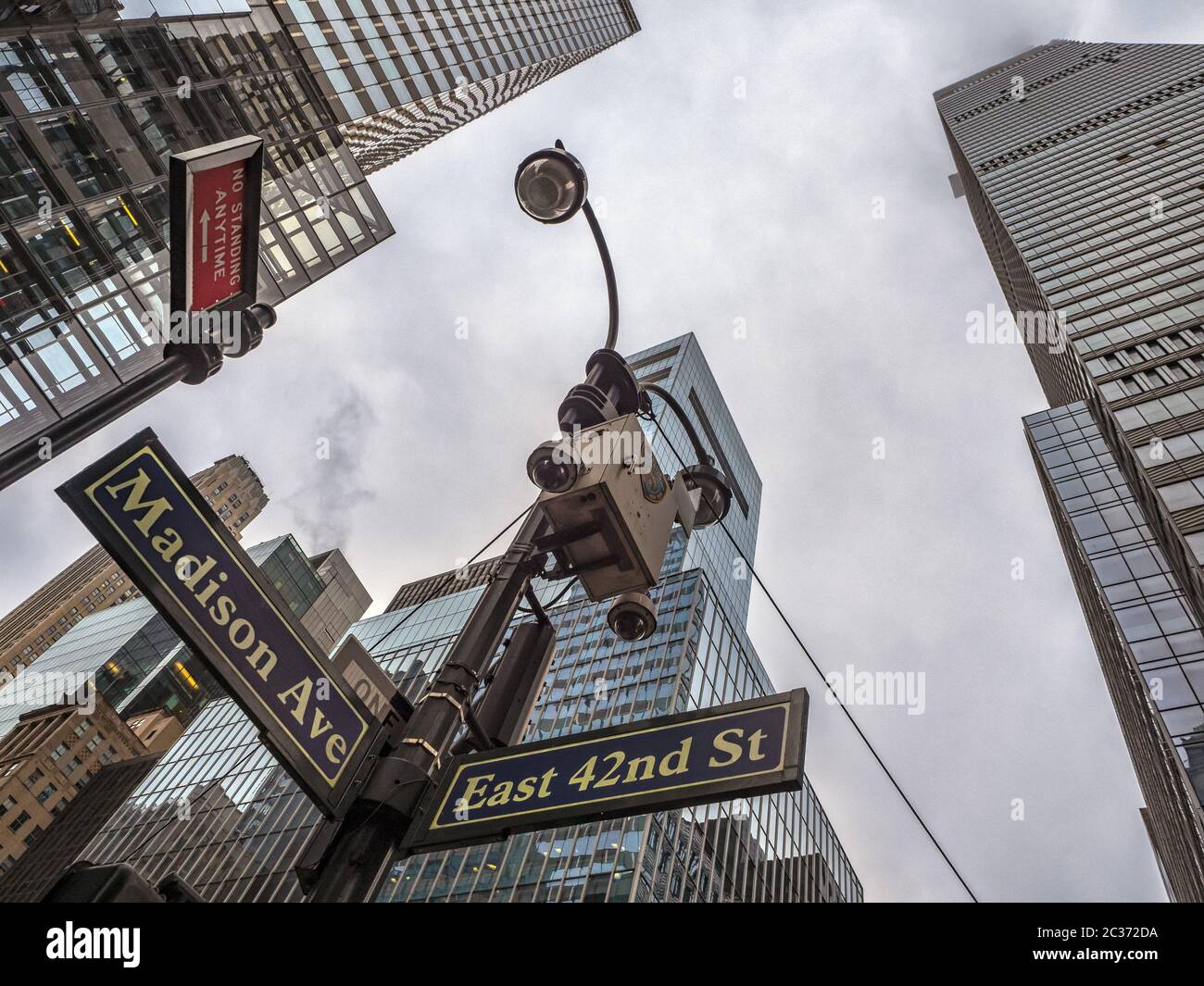 Skyscraper skyscrapers street hi-res stock photography and images - Alamy