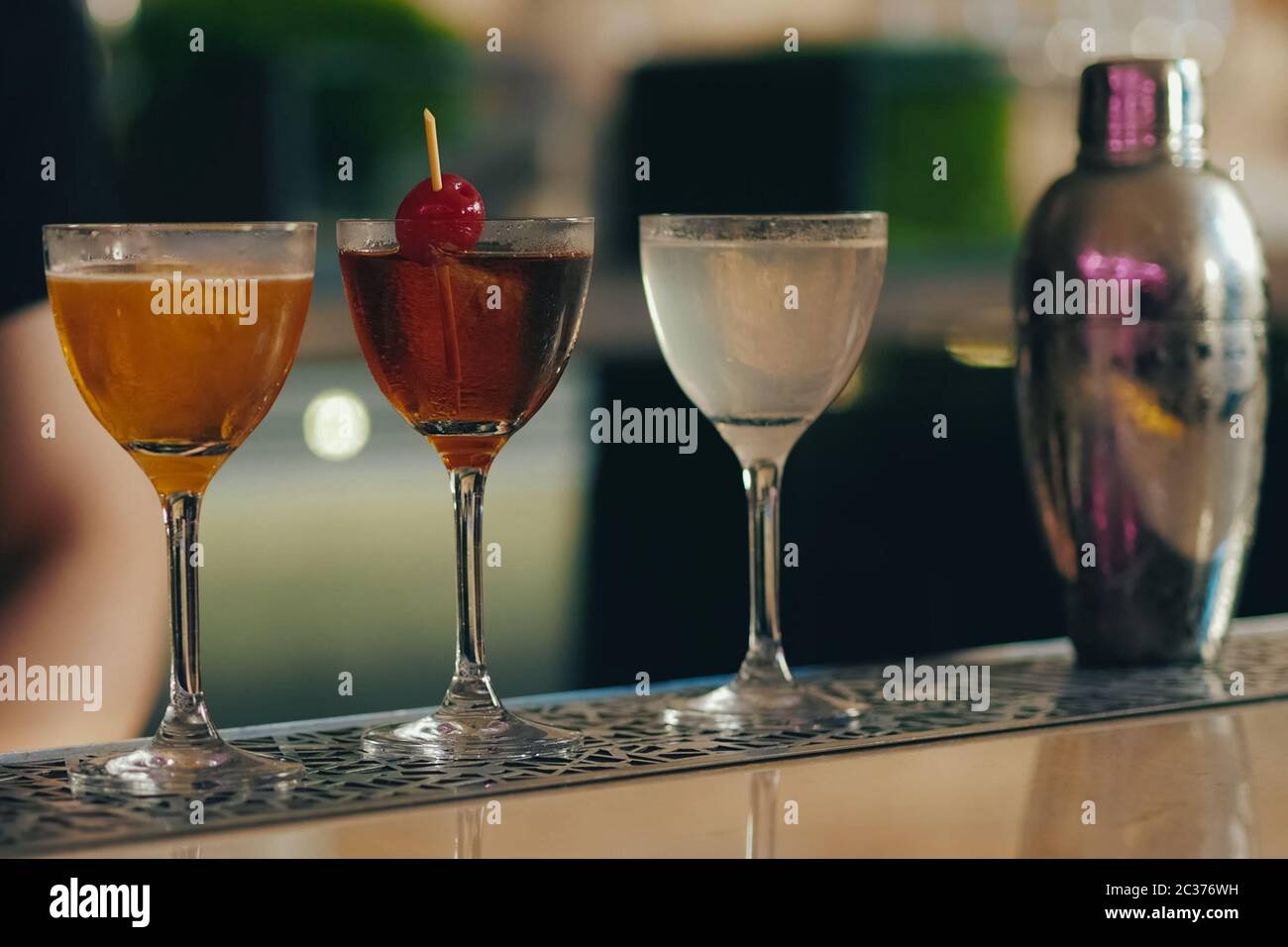 a Bartender pouring cocktail at bar counter Stock Photo - Alamy