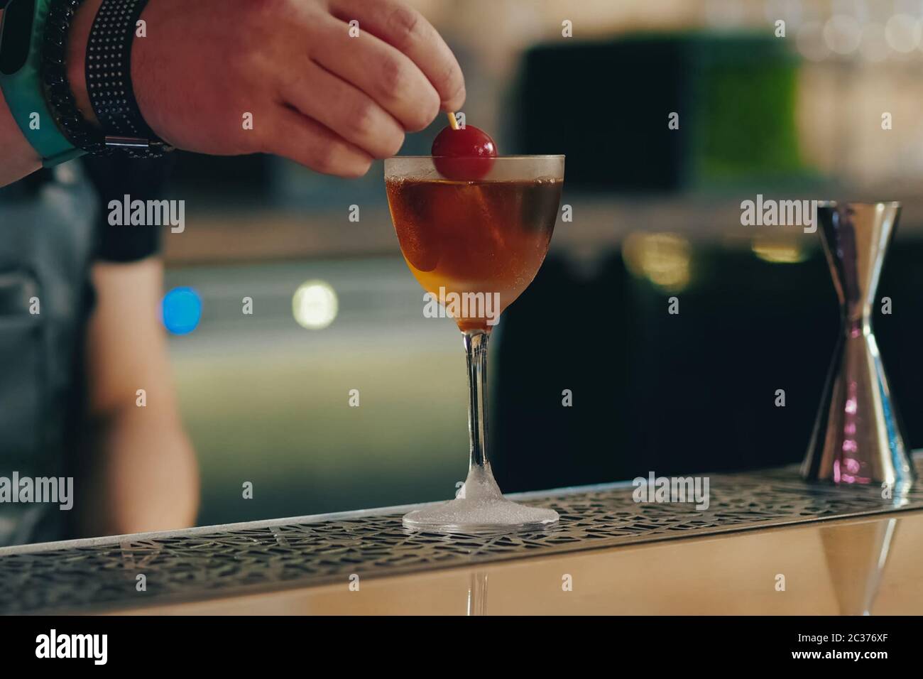 a Bartender pouring cocktail at bar counter Stock Photo - Alamy
