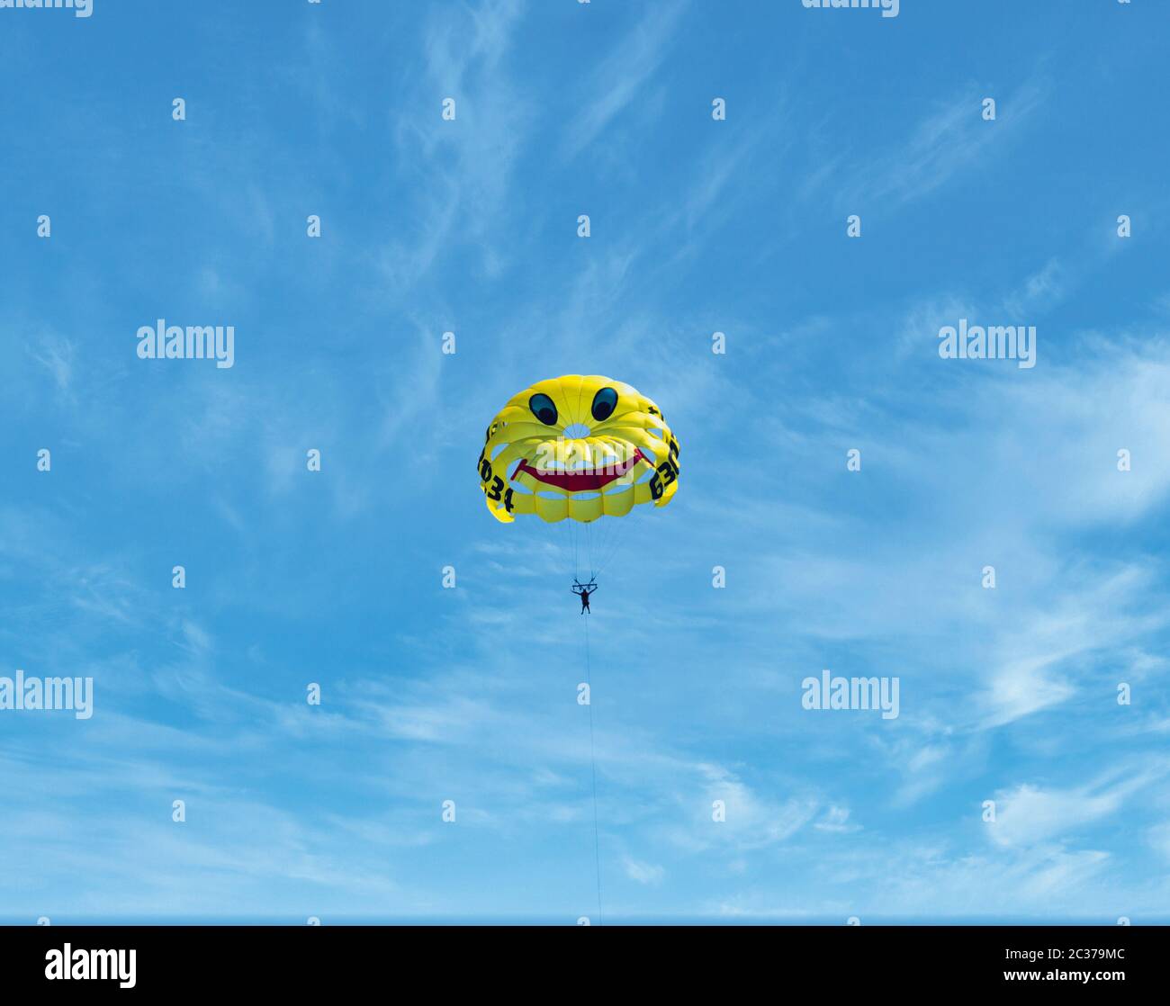 Person parasailing hi-res stock photography and images - Alamy