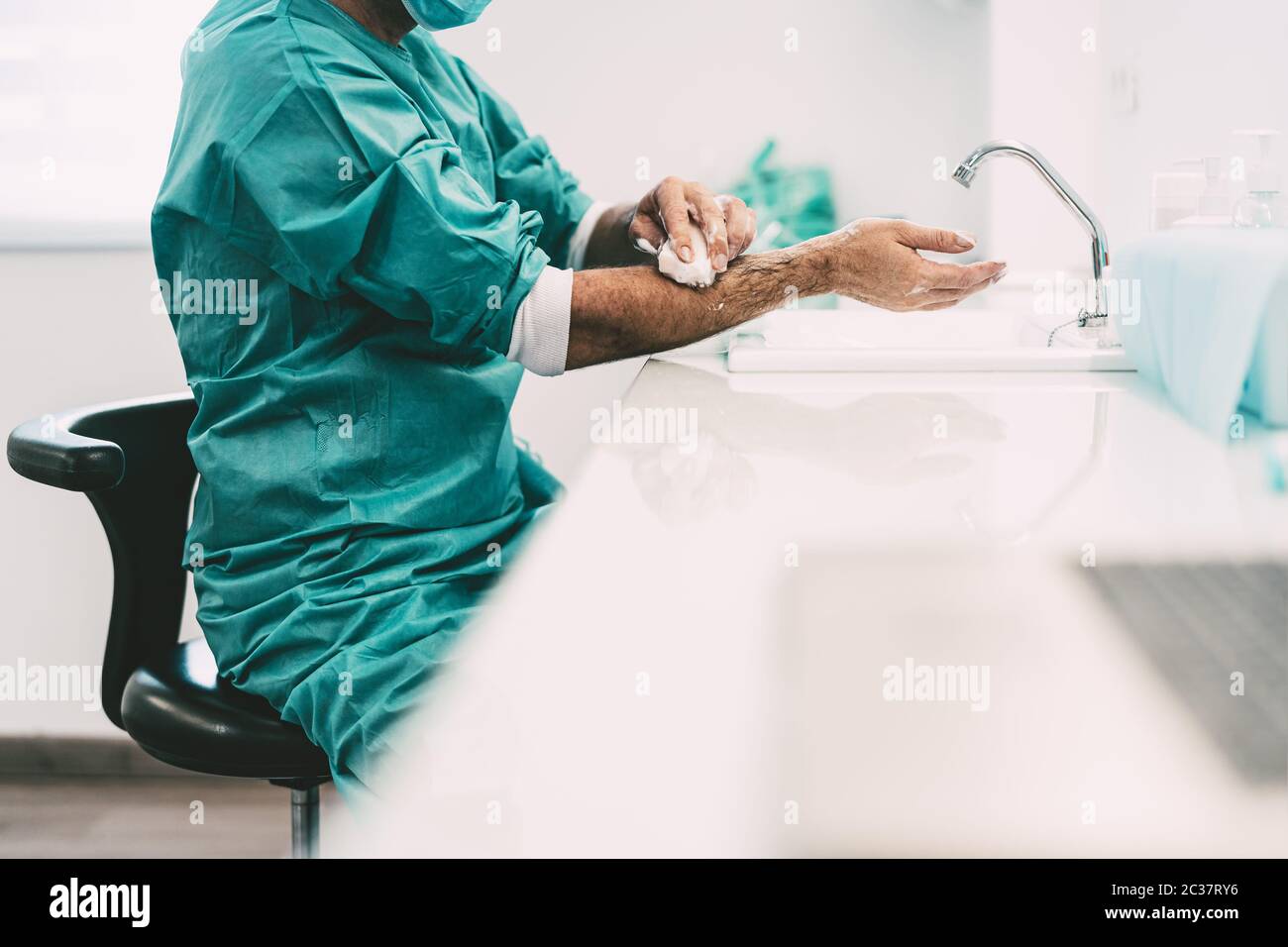 Hospital nurse washing hands hi-res stock photography and images - Alamy