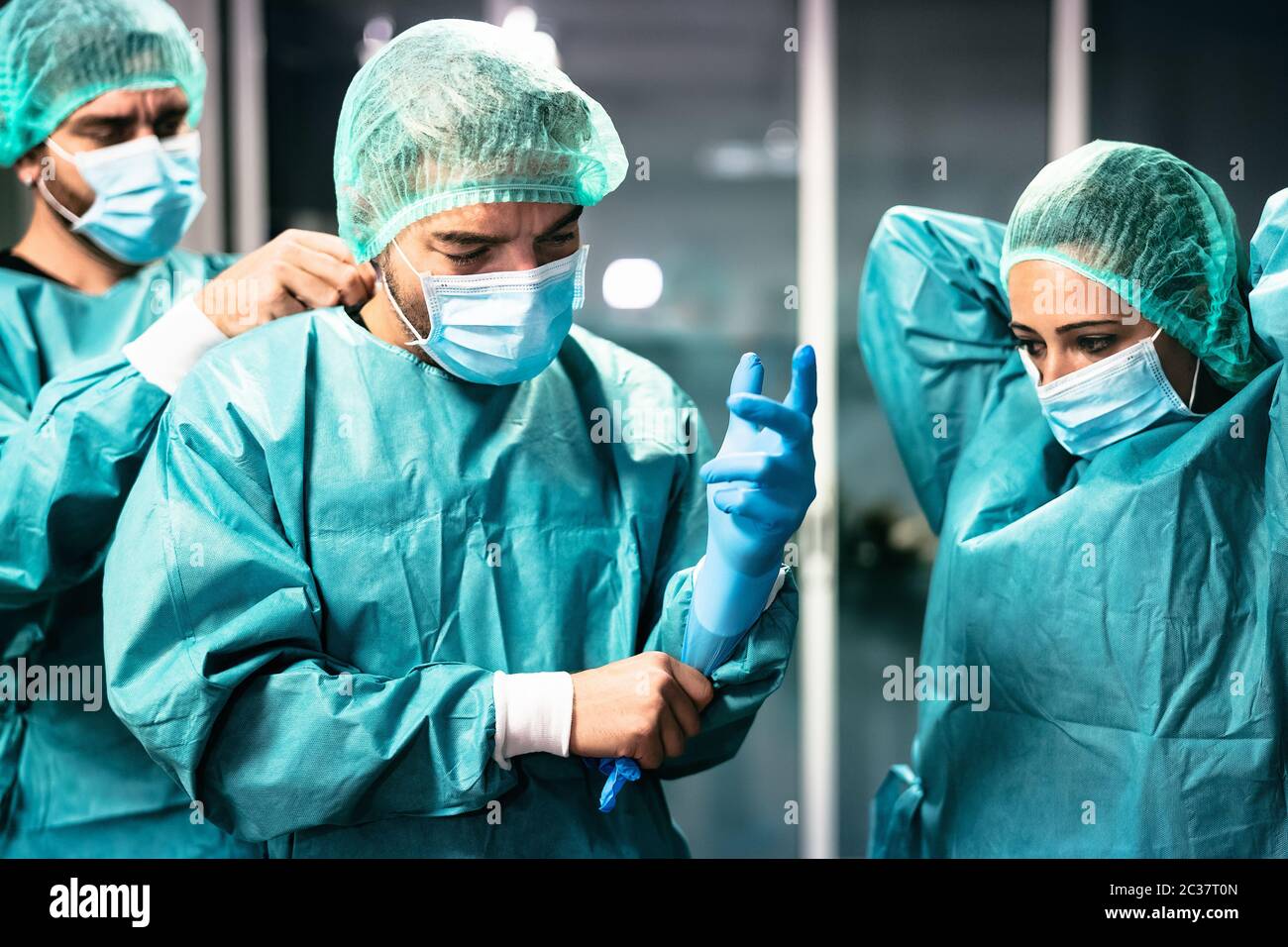 Doctors preparing surgery in hospital hi-res stock photography and ...