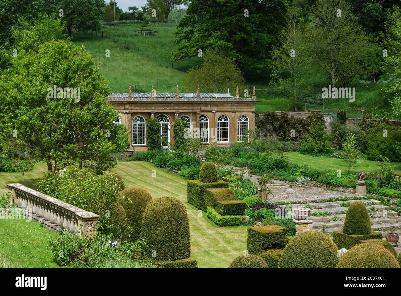 Formal topiary manor house hi-res stock photography and images - Alamy