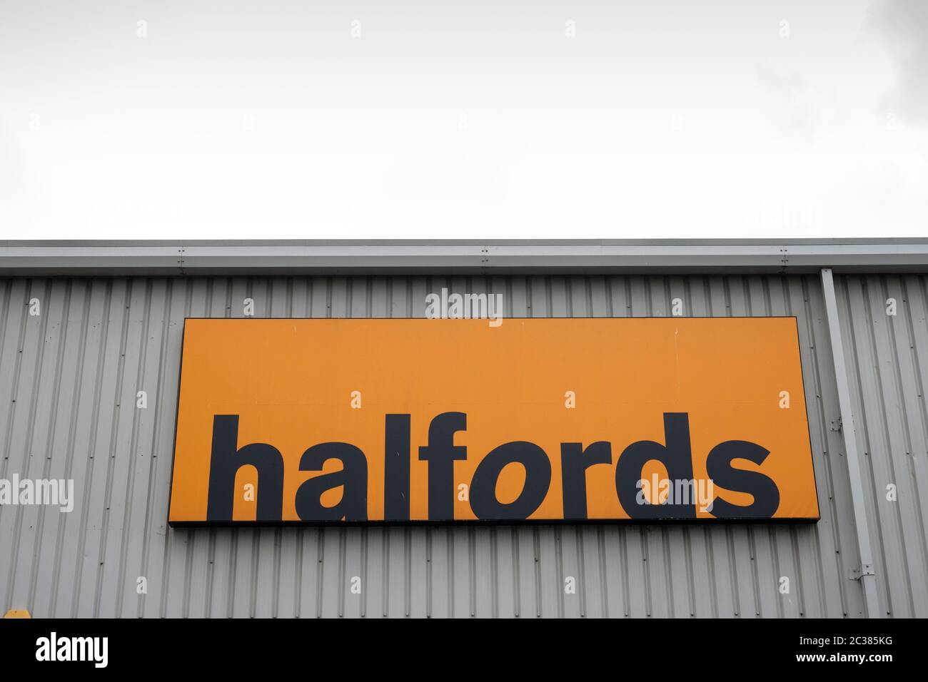 Halfords garage hi-res stock photography and images - Alamy