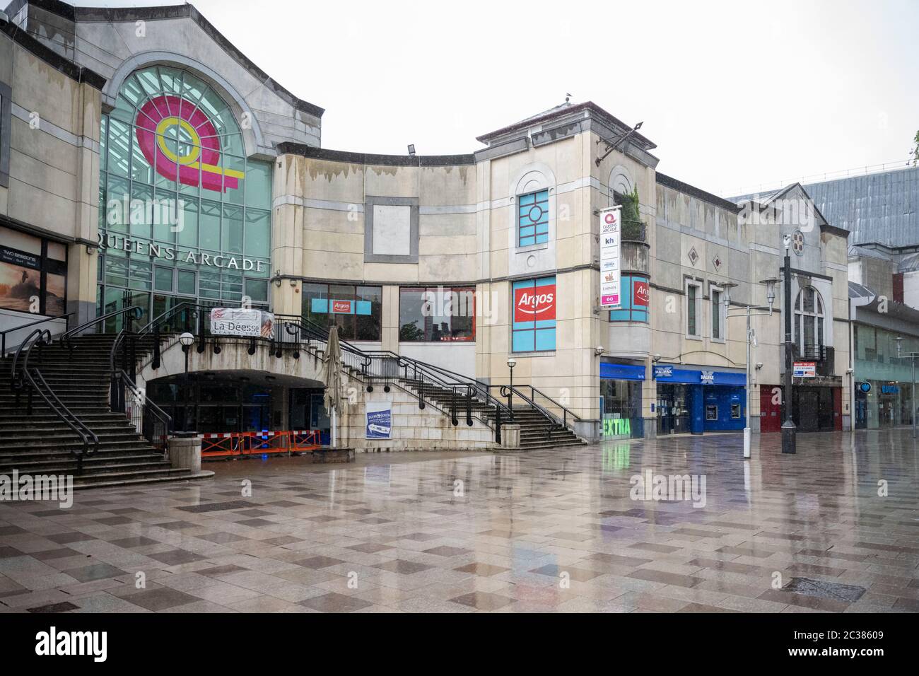 Queens arcade shopping centre cardiff hi-res stock photography and ...