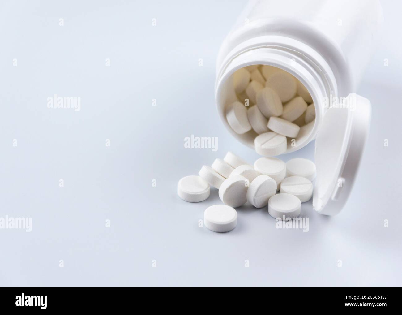 white calcium pills on a white background 2 Stock Photo - Alamy