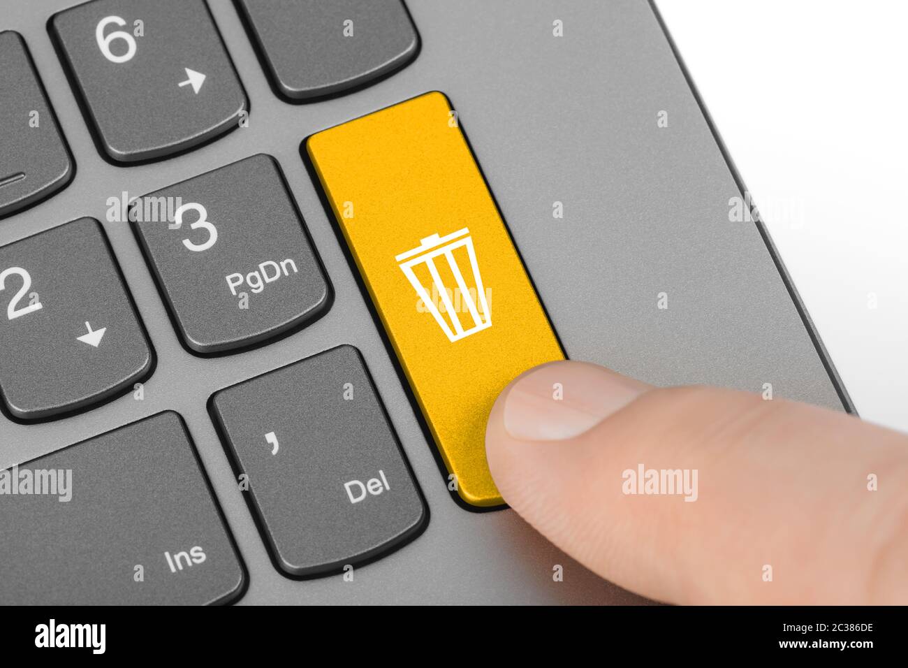 Computer keyboard with garbage key Stock Photo - Alamy