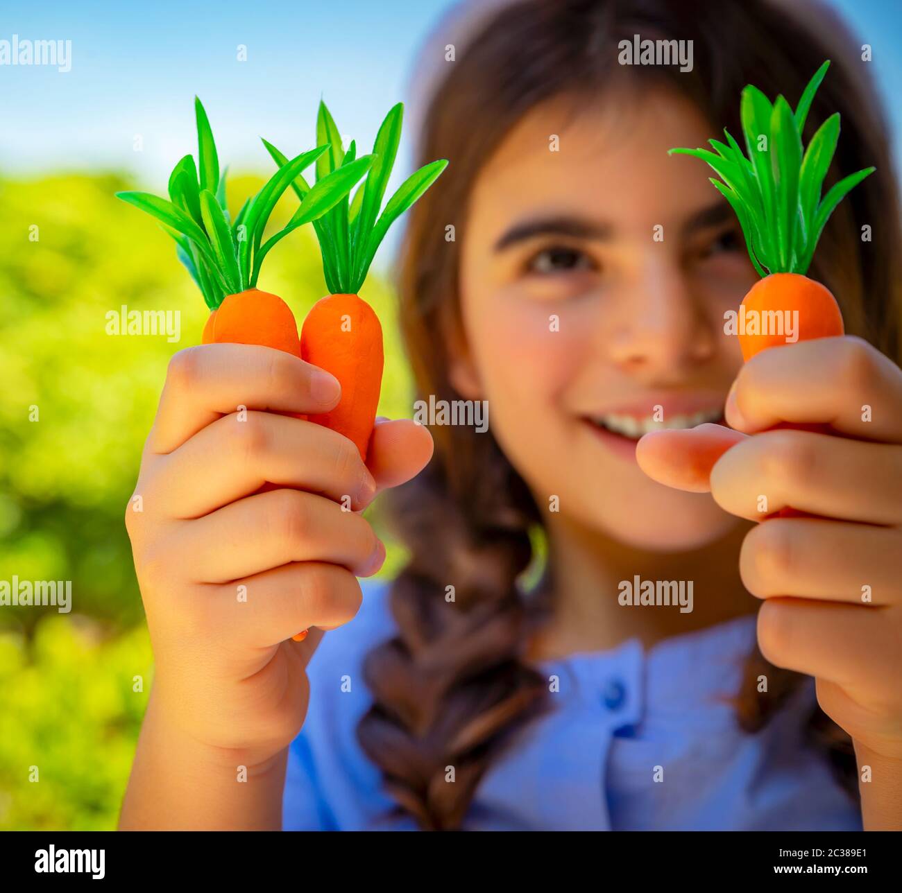 Kids eating carrots hi-res stock photography and images - Alamy