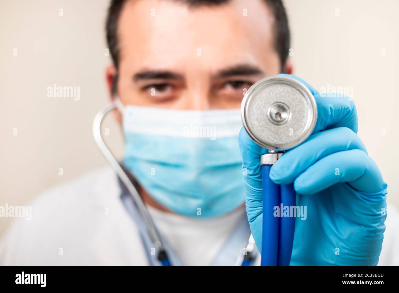Positive friendly face doctor hi-res stock photography and images - Alamy