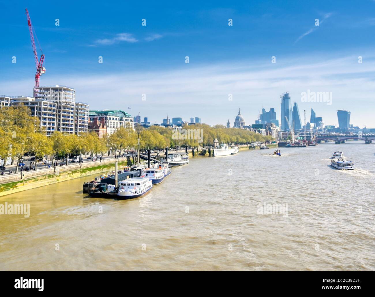 London cityscape along the river thames hi-res stock photography and ...