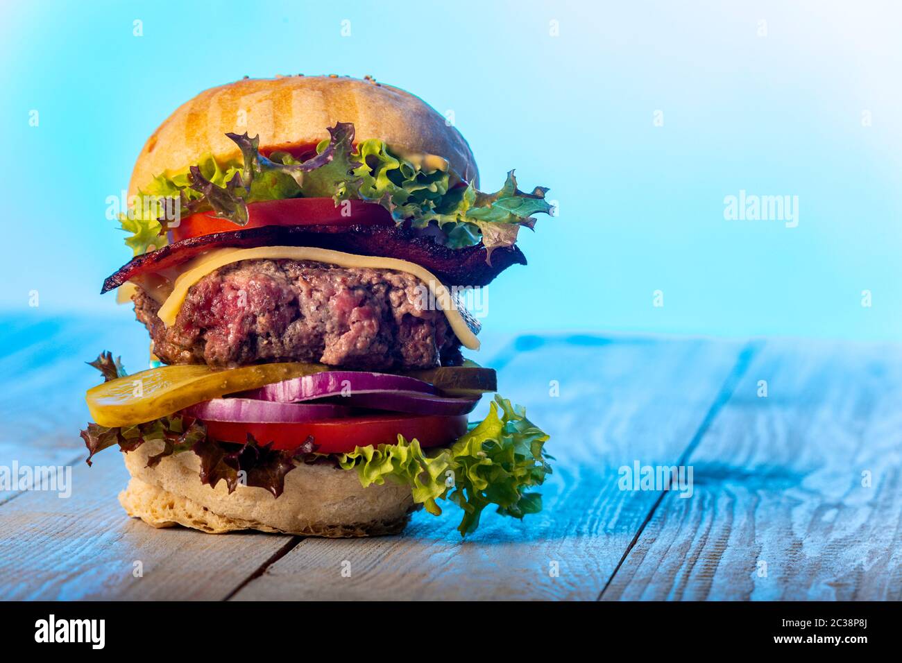 closeup of a single cheeseburger Stock Photo - Alamy