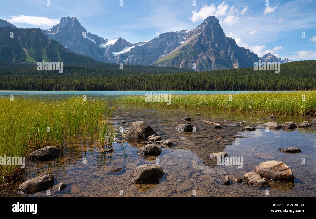 Beautiful Waterfowl Lake on a sunny day, Icefield Parkway, Banff ...
