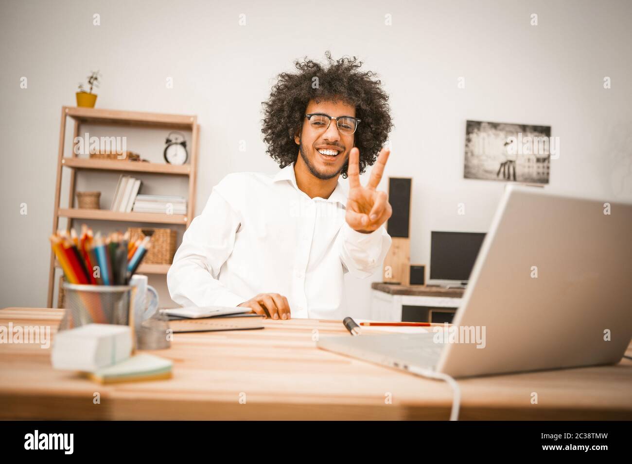 V sign victory sign hi-res stock photography and images - Alamy