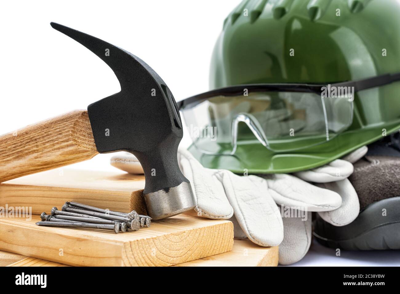 Close-up of a carpenter's hammer, helmet, goggles and protective gloves ...