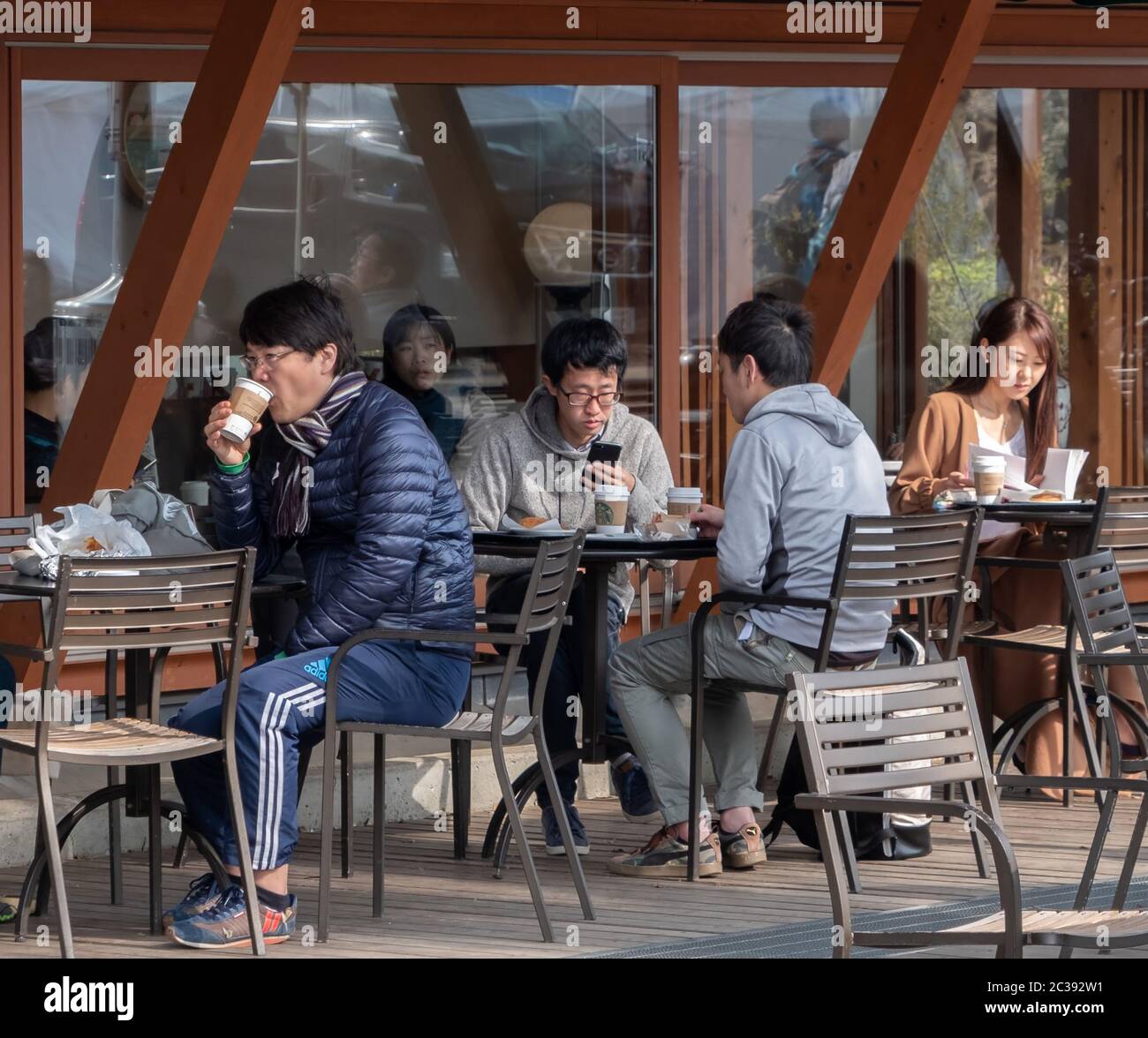 Queue line people starbucks cafe hi-res stock photography and images ...
