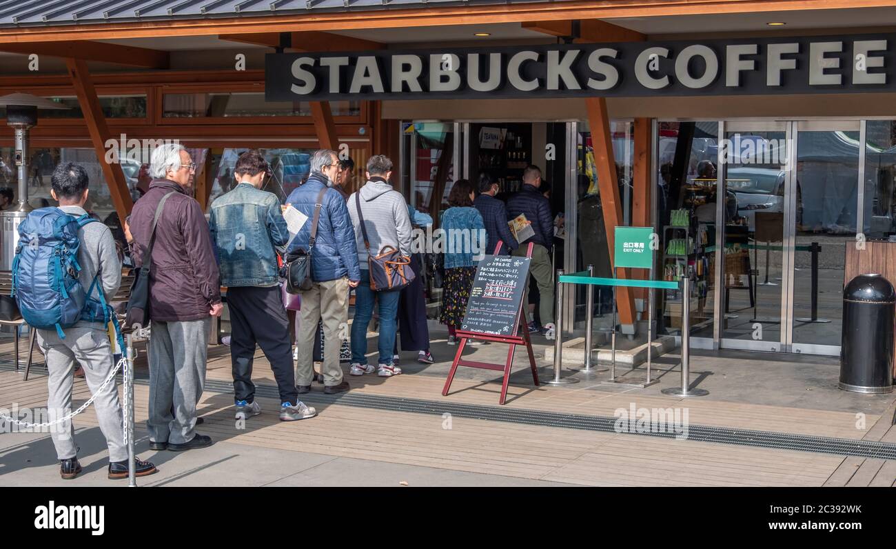 Queue line people starbucks cafe hi-res stock photography and images ...