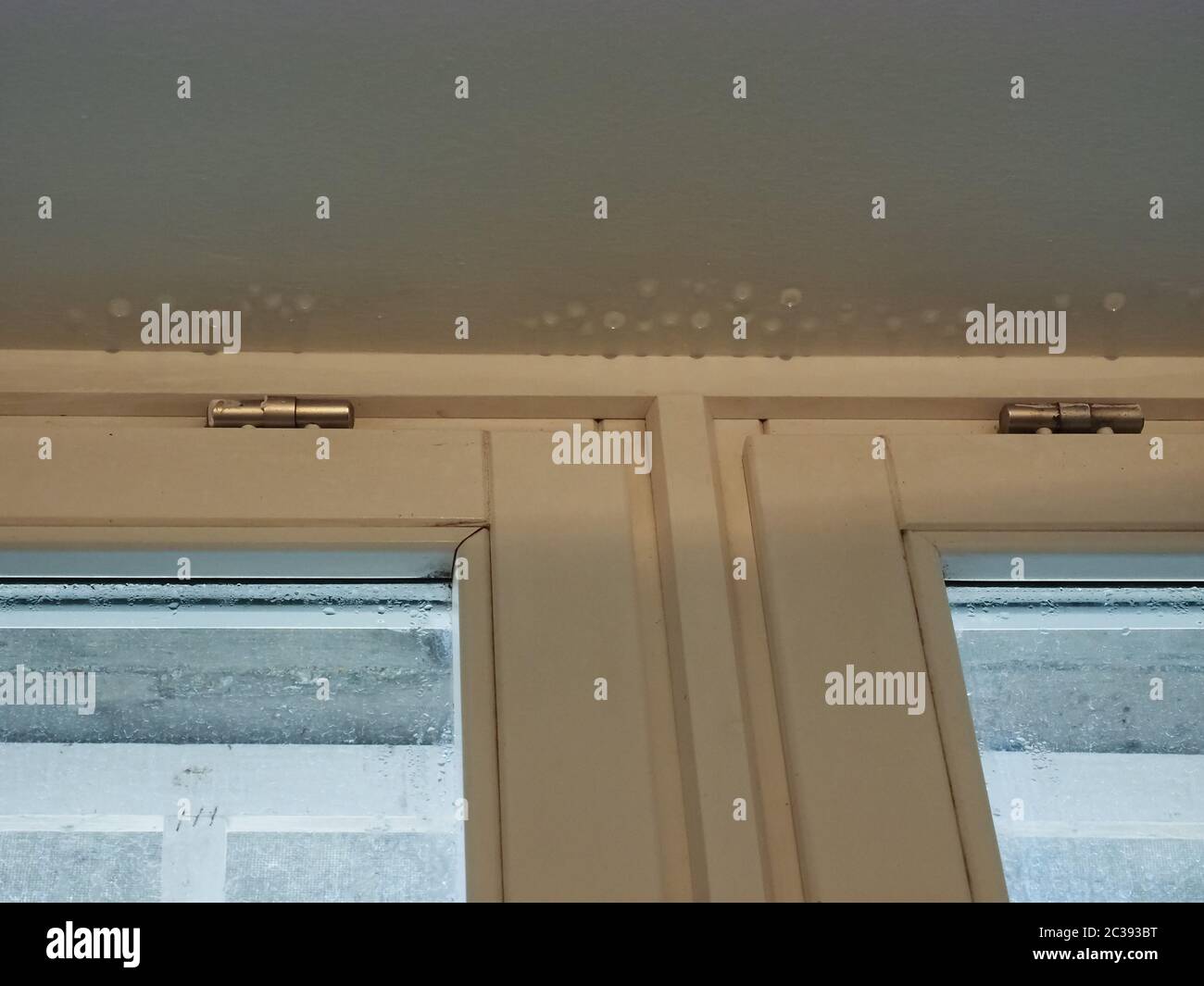 water condensation due to thermal bridge (aka cold bridge or heat ...