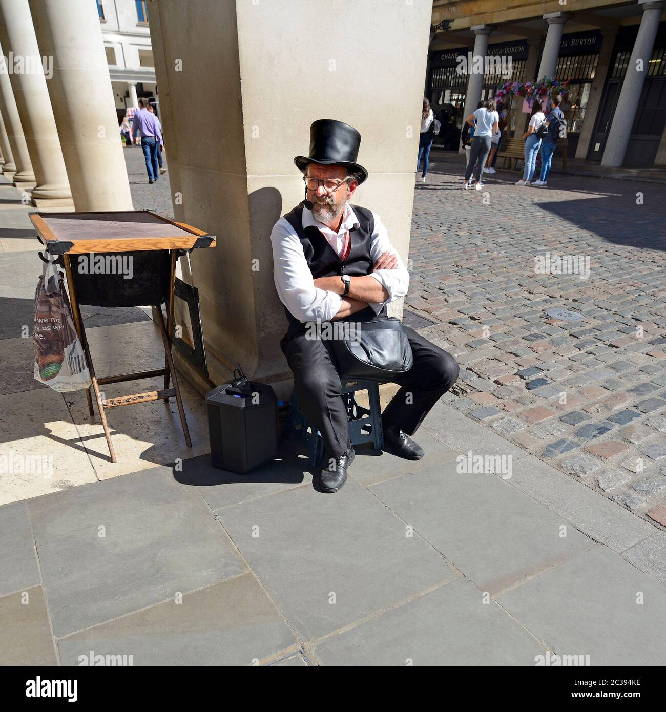 Street Magician High Resolution Stock Photography and Images - Alamy