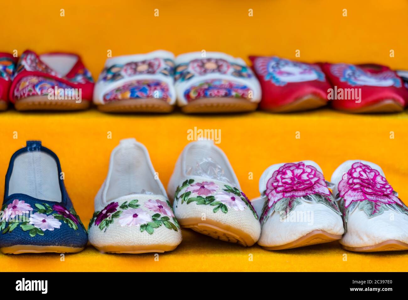 Chinese ladies hi-res stock photography and images - Alamy